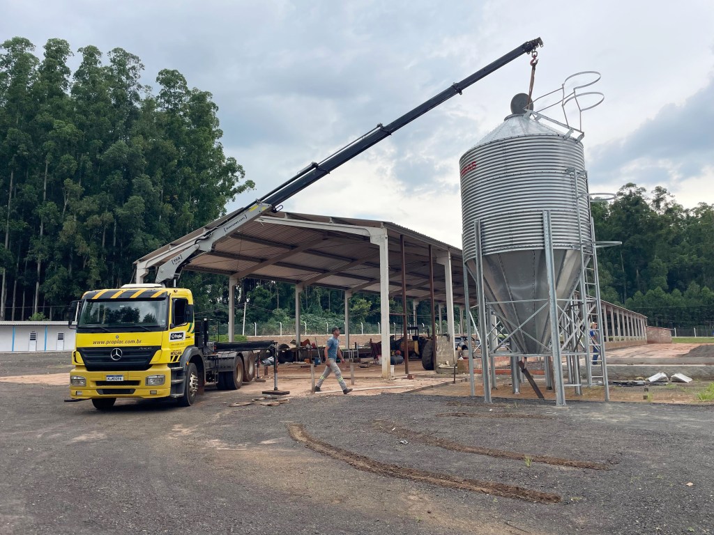 Cliente: Granja Antunes | Serviço de munck para içamento de silos para ...